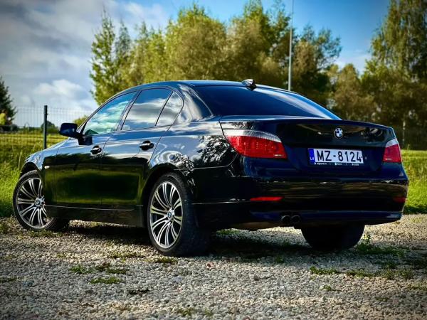 Black BMW 523 2006 in Jelgava, with an engine capacity of 2.50 L and mileage of 332 thousand km for 3700 €, photo 4 on AUTOMOTO.COM.LV