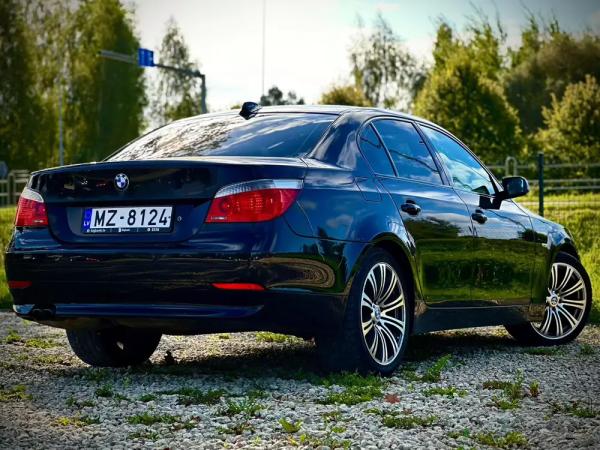 Black BMW 523 2006 in Jelgava, with an engine capacity of 2.50 L and mileage of 332 thousand km for 3700 €, photo 6 on AUTOMOTO.COM.LV