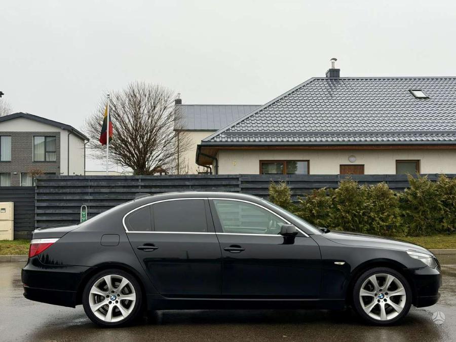 Black BMW 523 2007 in Vilnius, with an engine capacity of 2.50 L and mileage of 320 thousand km for 2900 €, photo 6 on AUTOMOTO.COM.LV