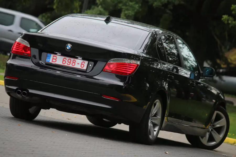 Black BMW 523 2008 in Riga, with an engine capacity of 2.50 L and mileage of 173 thousand km for 5390 €, photo 3 on AUTOMOTO.COM.LV