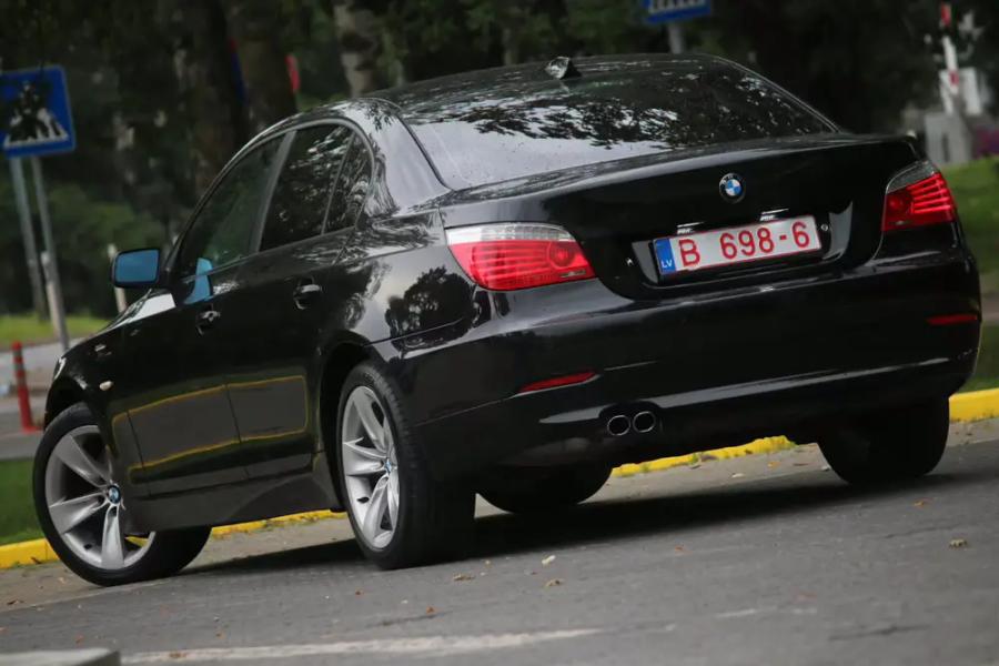 Black BMW 523 2008 in Riga, with an engine capacity of 2.50 L and mileage of 173 thousand km for 5390 €, photo 5 on AUTOMOTO.COM.LV