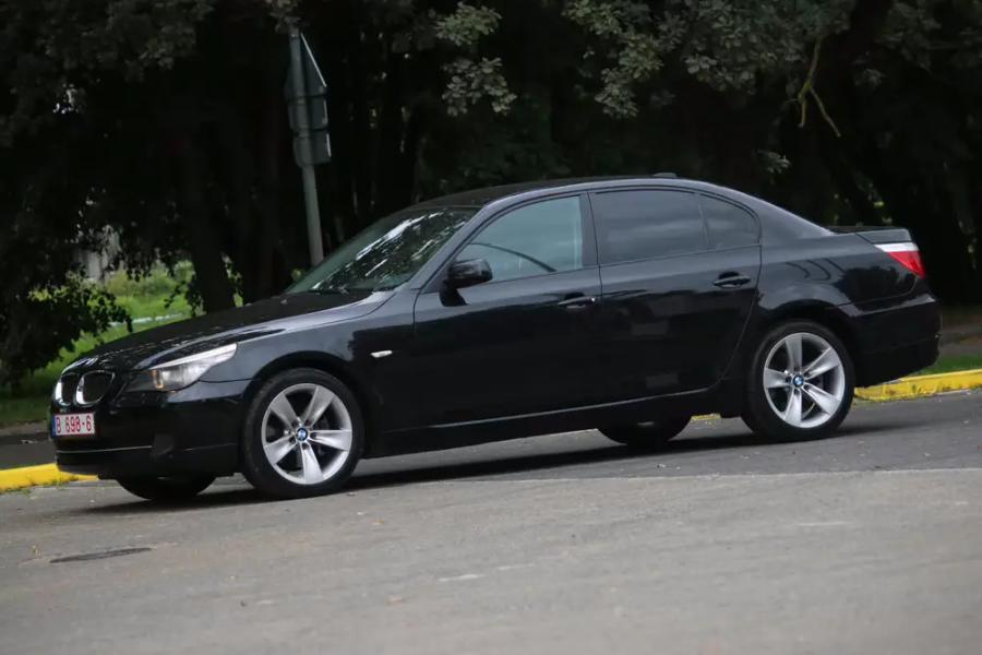 Black BMW 523 2008 in Riga, with an engine capacity of 2.50 L and mileage of 173 thousand km for 5390 €, photo 6 on AUTOMOTO.COM.LV