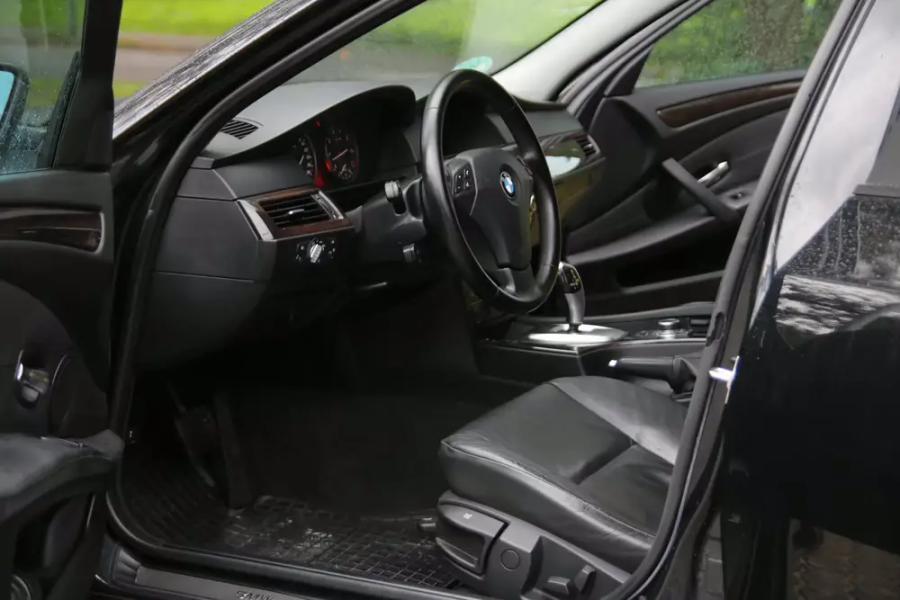 Black BMW 523 2008 in Riga, with an engine capacity of 2.50 L and mileage of 173 thousand km for 5390 €, photo 8 on AUTOMOTO.COM.LV