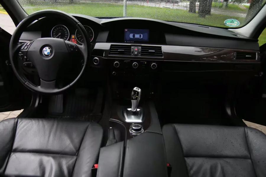 Black BMW 523 2008 in Riga, with an engine capacity of 2.50 L and mileage of 173 thousand km for 5390 €, photo 12 on AUTOMOTO.COM.LV