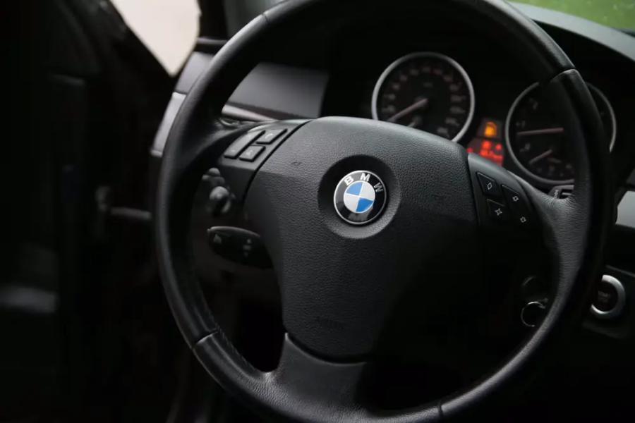 Black BMW 523 2008 in Riga, with an engine capacity of 2.50 L and mileage of 173 thousand km for 5390 €, photo 13 on AUTOMOTO.COM.LV