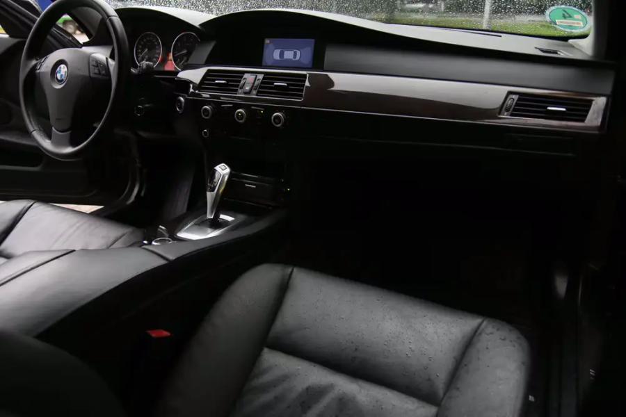 Black BMW 523 2008 in Riga, with an engine capacity of 2.50 L and mileage of 173 thousand km for 5390 €, photo 14 on AUTOMOTO.COM.LV