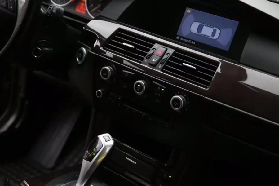 Black BMW 523 2008 in Riga, with an engine capacity of 2.50 L and mileage of 173 thousand km for 5390 €, photo 15 on AUTOMOTO.COM.LV