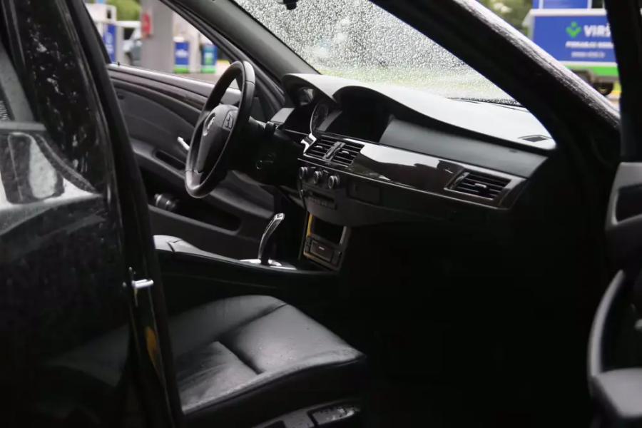 Black BMW 523 2008 in Riga, with an engine capacity of 2.50 L and mileage of 173 thousand km for 5390 €, photo 17 on AUTOMOTO.COM.LV