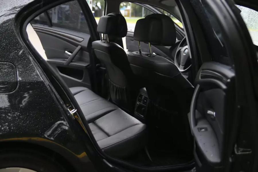 Black BMW 523 2008 in Riga, with an engine capacity of 2.50 L and mileage of 173 thousand km for 5390 €, photo 19 on AUTOMOTO.COM.LV