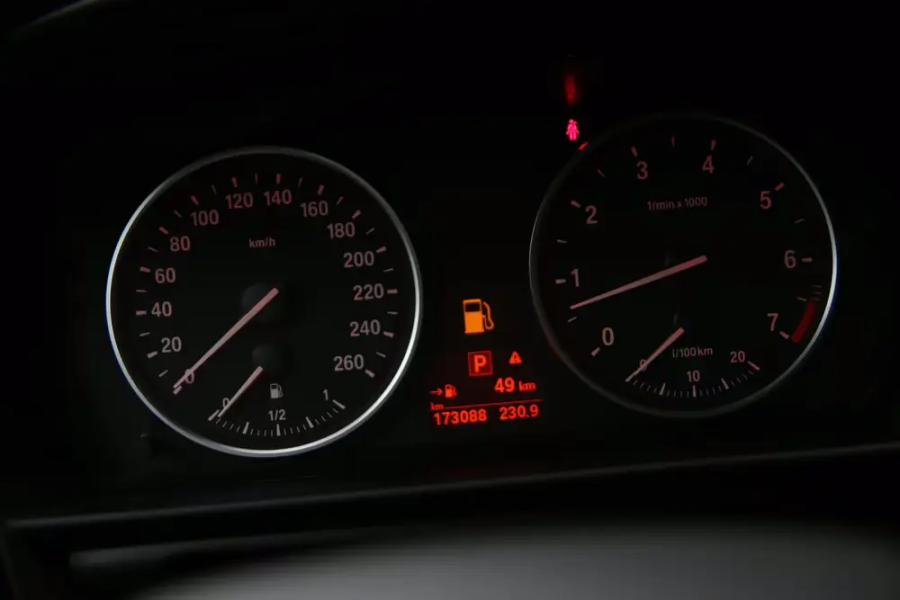 Black BMW 523 2008 in Riga, with an engine capacity of 2.50 L and mileage of 173 thousand km for 5390 €, photo 23 on AUTOMOTO.COM.LV