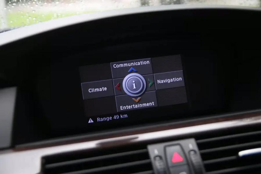 Black BMW 523 2008 in Riga, with an engine capacity of 2.50 L and mileage of 173 thousand km for 5390 €, photo 25 on AUTOMOTO.COM.LV