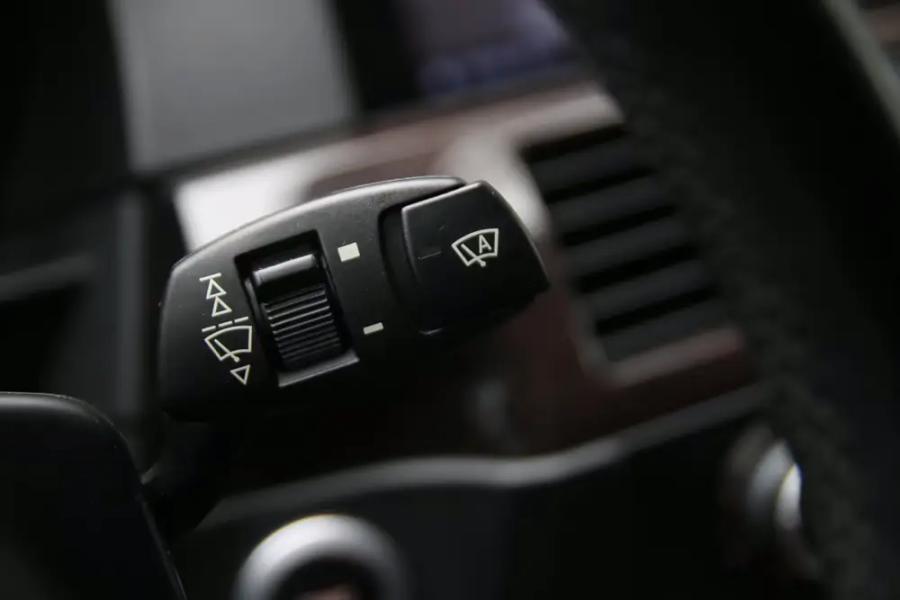 Black BMW 523 2008 in Riga, with an engine capacity of 2.50 L and mileage of 173 thousand km for 5390 €, photo 26 on AUTOMOTO.COM.LV
