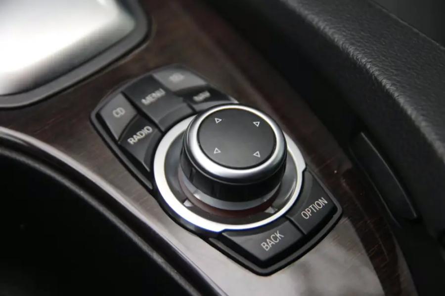 Black BMW 523 2008 in Riga, with an engine capacity of 2.50 L and mileage of 173 thousand km for 5390 €, photo 28 on AUTOMOTO.COM.LV