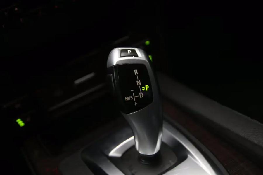 Black BMW 523 2008 in Riga, with an engine capacity of 2.50 L and mileage of 173 thousand km for 5390 €, photo 29 on AUTOMOTO.COM.LV