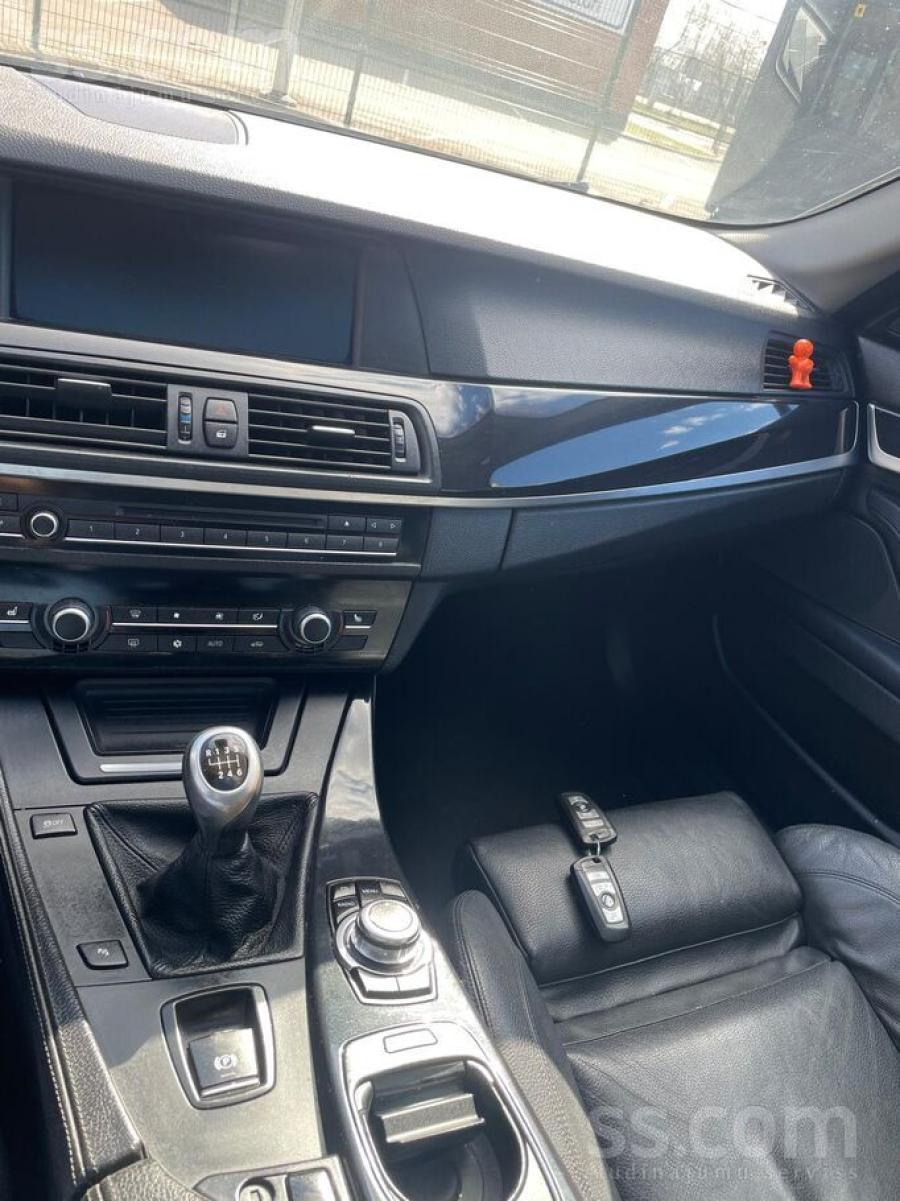 Black BMW 523 2010 in Riga, with an engine capacity of 3.00 L and mileage of 218 thousand km for 6290 €, photo 13 on AUTOMOTO.COM.LV