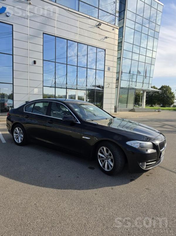 Black BMW 523 2010 in Riga, with an engine capacity of 3.00 L and mileage of 162 thousand km for 7700 €, photo 5 on AUTOMOTO.COM.LV