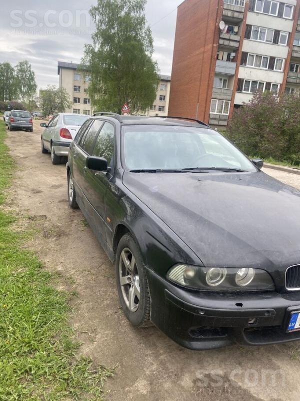 Melns BMW 523 2000 Preiļi, ar dzinēja tilpumu 2.30 L un nobraukumu 330 tūkst. km par 1400 €, foto 1 vietnē AUTOMOTO.COM.LV