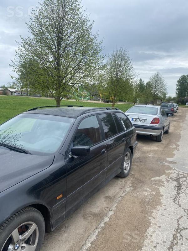 Melns BMW 523 2000 Preiļi, ar dzinēja tilpumu 2.30 L un nobraukumu 330 tūkst. km par 1400 €, foto 2 vietnē AUTOMOTO.COM.LV