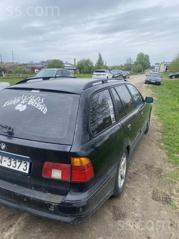Melns BMW 523 2000 Preiļi, ar dzinēja tilpumu 2.30 L un nobraukumu 330 tūkst. km par 1400 €, foto 3 vietnē AUTOMOTO.COM.LV