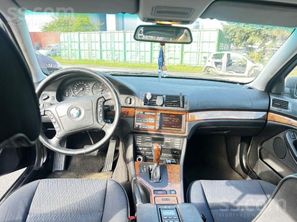 Black BMW 523 2000 in Riga, with an engine capacity of 2.30 L and mileage of 287 thousand km for 2400 €, photo 7 on AUTOMOTO.COM.LV