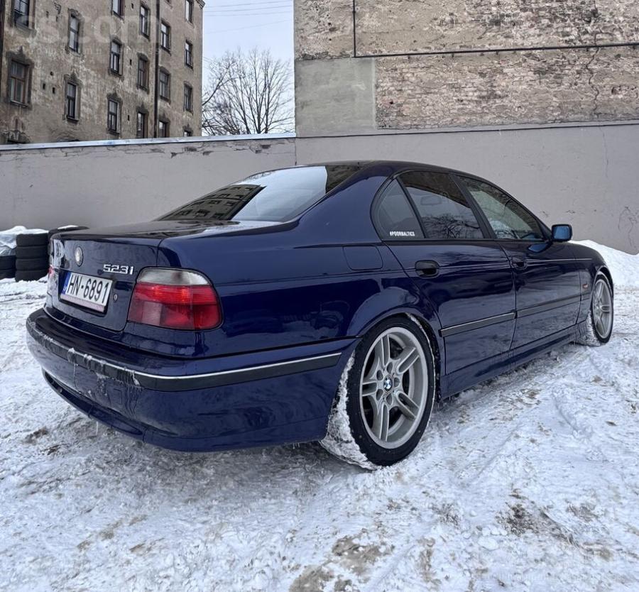 Zils BMW 523 1997 Rīga, ar dzinēja tilpumu 2.50 L un nobraukumu 291 tūkst. km par 1790 €, foto 5 vietnē AUTOMOTO.COM.LV