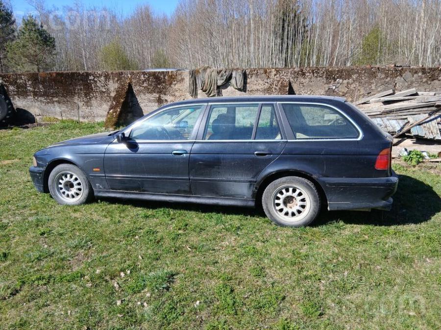 Zils BMW 523 1999 Limbaži, ar dzinēja tilpumu 2.50 L un nobraukumu 360 tūkst. km par 800 €, foto 5 vietnē AUTOMOTO.COM.LV