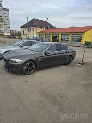 Brown BMW 523 2010 in Riga, with an engine capacity of 3.00 L and mileage of 279 thousand km for 9750 €, photo 2 on AUTOMOTO.COM.LV