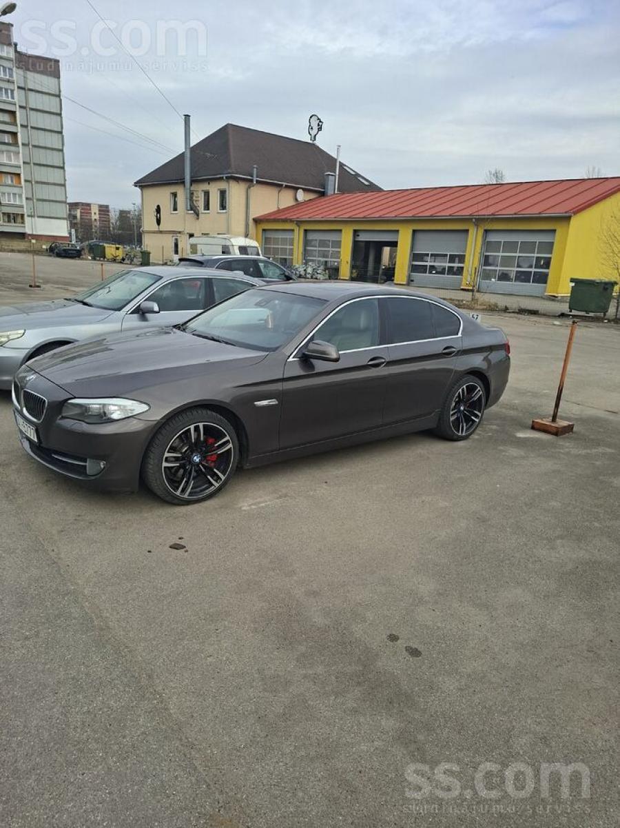 Brown BMW 523 2010 in Riga, with an engine capacity of 3.00 L and mileage of 279 thousand km for 9750 €, photo 2 on AUTOMOTO.COM.LV