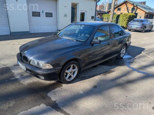 Grey BMW 523 1996 in Riga, with an engine capacity of 2.50 L and mileage of 489 thousand km for 1899 €, photo 1 on AUTOMOTO.COM.LV