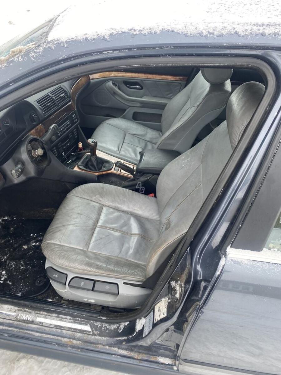 Pelēks BMW 523 1998 Prienai, ar dzinēja tilpumu 2.30 L un nobraukumu 368 tūkst. km par 500 €, foto 9 vietnē AUTOMOTO.COM.LV