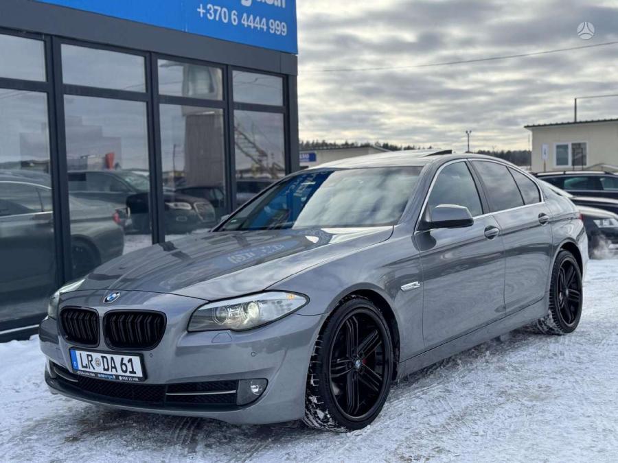 Grey BMW 523 2010 in Vilnius, with an engine capacity of 3.00 L and mileage of 274 thousand km for 8750 €, photo 1 on AUTOMOTO.COM.LV