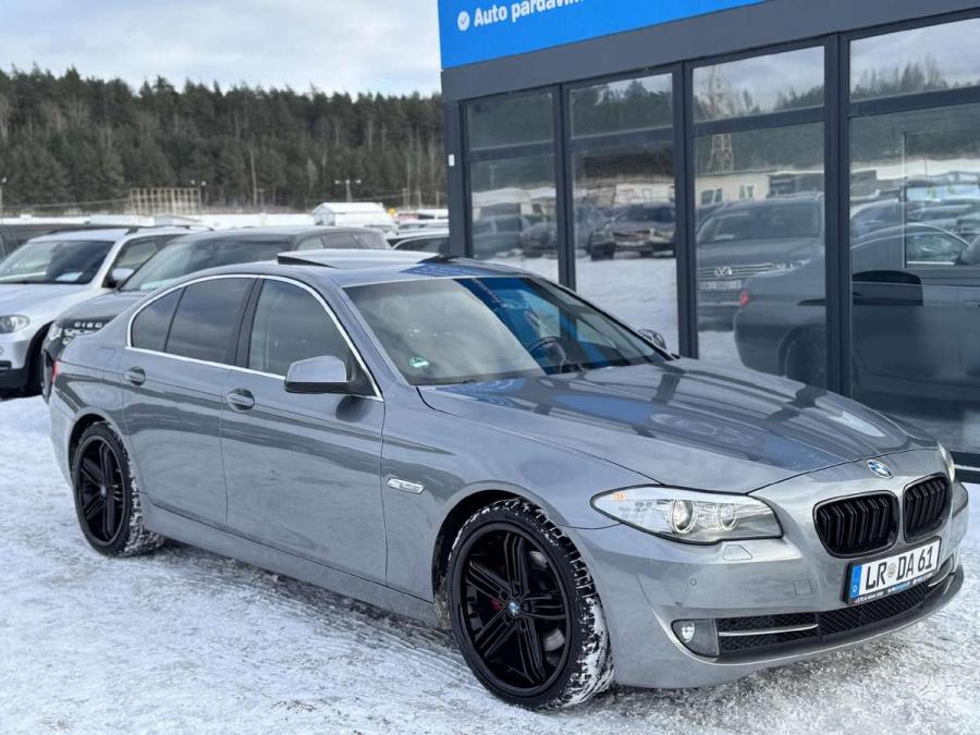 Grey BMW 523 2010 in Vilnius, with an engine capacity of 3.00 L and mileage of 274 thousand km for 8750 €, photo 2 on AUTOMOTO.COM.LV