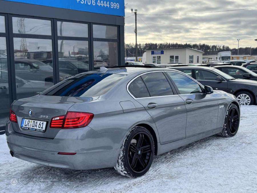 Grey BMW 523 2010 in Vilnius, with an engine capacity of 3.00 L and mileage of 274 thousand km for 8750 €, photo 4 on AUTOMOTO.COM.LV