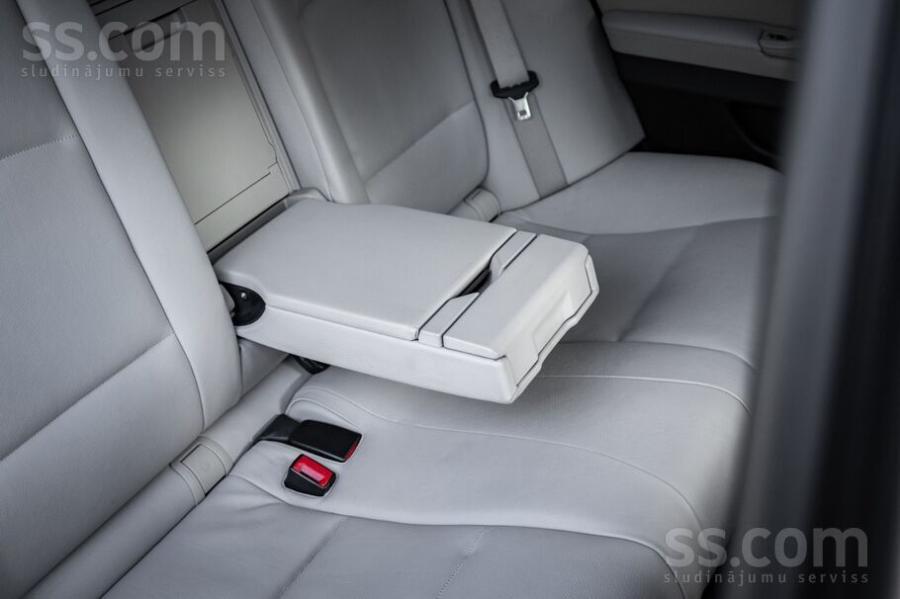 Grey BMW 523 2010 in Riga, with an engine capacity of 3.00 L and mileage of 176 thousand km for 8950 €, photo 13 on AUTOMOTO.COM.LV