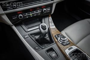 Grey BMW 523 2010 in Riga, with an engine capacity of 3.00 L and mileage of 176 thousand km for 8950 €, photo 21 on AUTOMOTO.COM.LV