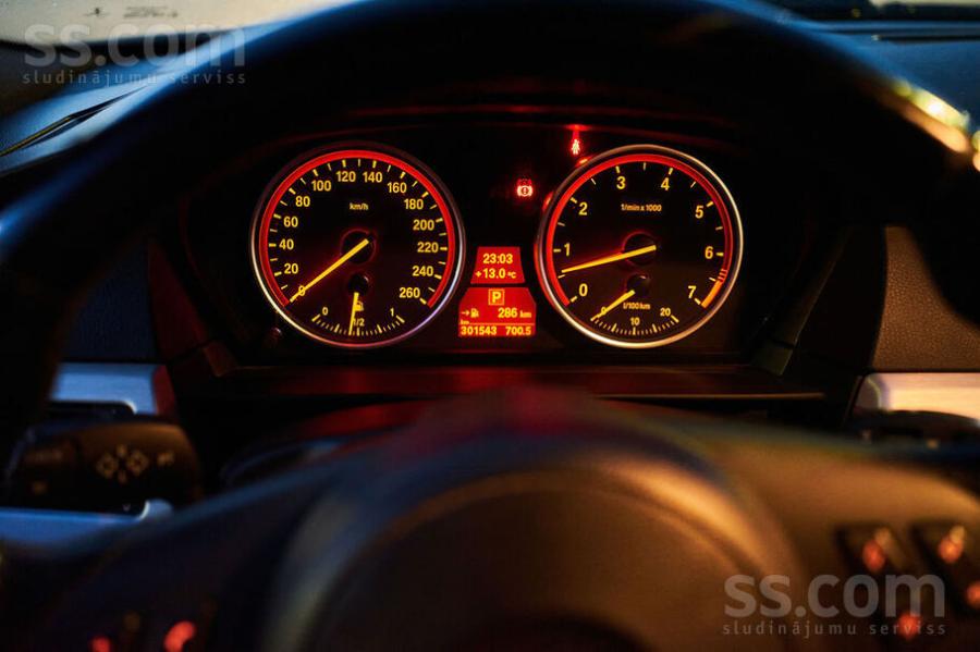 Grey BMW 523 2007 in Cesis, with an engine capacity of 2.50 L and mileage of 302 thousand km for 3690 €, photo 7 on AUTOMOTO.COM.LV