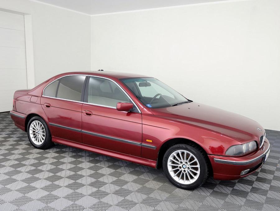 Red BMW 523 1996 in Tallinn, with an engine capacity of 2.50 L and mileage of 326 thousand km for 1799 €, photo 1 on AUTOMOTO.COM.LV