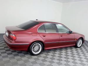 Red BMW 523 1996 in Tallinn, with an engine capacity of 2.50 L and mileage of 326 thousand km for 1799 €, photo 4 on AUTOMOTO.COM.LV