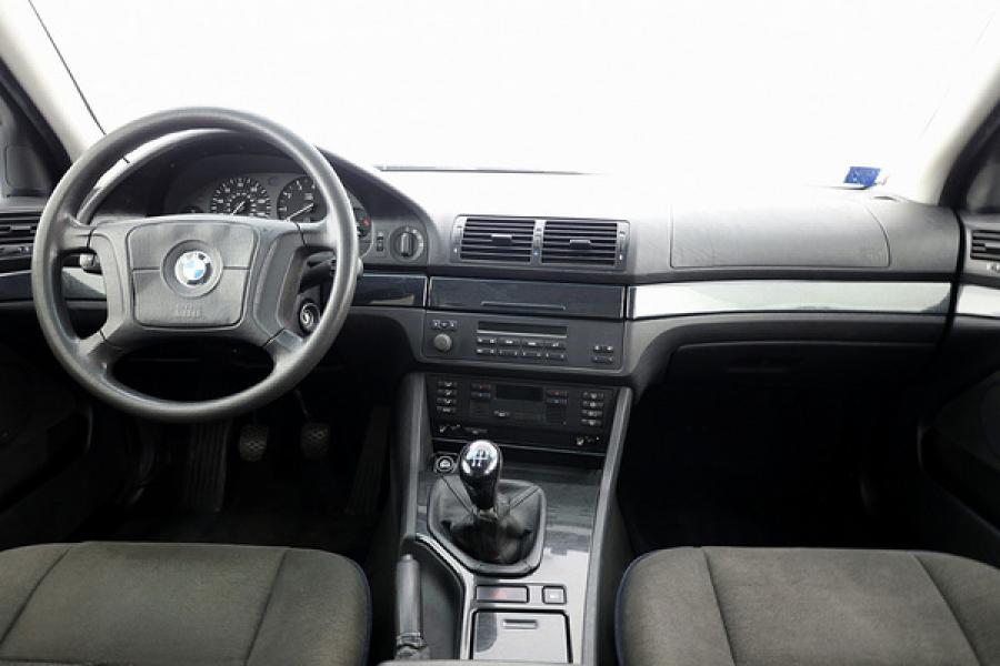Red BMW 523 1996 in Tallinn, with an engine capacity of 2.50 L and mileage of 326 thousand km for 1799 €, photo 6 on AUTOMOTO.COM.LV