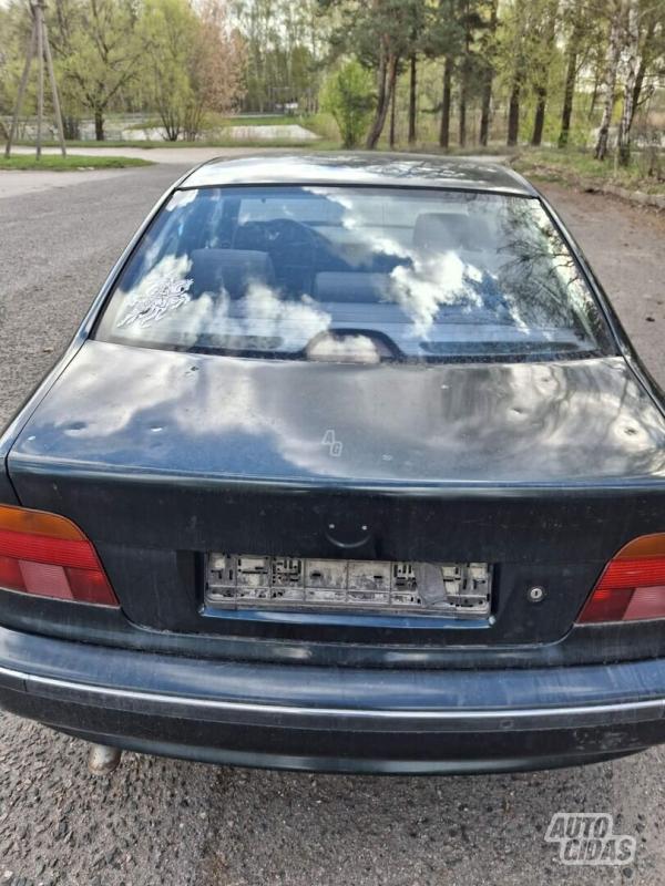 BMW 523 1997 Panevēža, ar dzinēja tilpumu 2.50 L un nobraukumu 320 tūkst. km par 1300 €, foto 4 vietnē AUTOMOTO.COM.LV