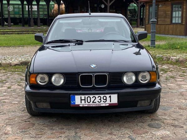 Black BMW 524 1991 in Panevezys, with an engine capacity of 2.44 L and mileage of 100 thousand km for 7900 €, photo 3 on AUTOMOTO.COM.LV
