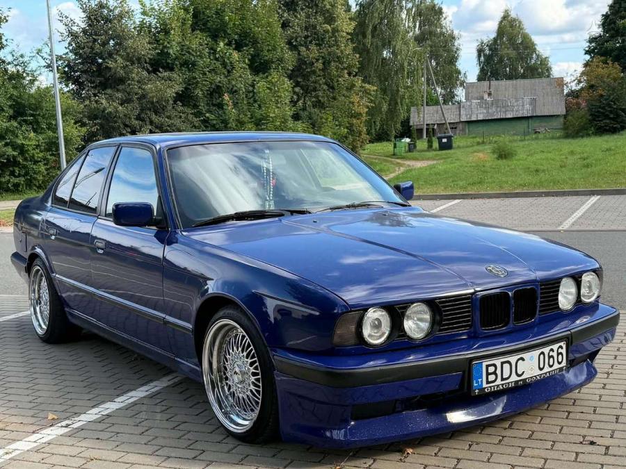 Zils BMW 524 1998 Trakai, ar dzinēja tilpumu 2.40 L un nobraukumu 300 tūkst. km par 6500 €, foto 1 vietnē AUTOMOTO.COM.LV