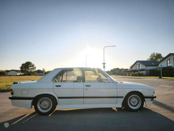 White BMW 524 1985 in Palanga, with an engine capacity of 2.43 L and mileage of 242 thousand km for 8000 €, photo 7 on AUTOMOTO.COM.LV