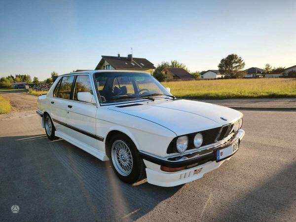 White BMW 524 1985 in Palanga, with an engine capacity of 2.43 L and mileage of 242 thousand km for 8000 €, photo 8 on AUTOMOTO.COM.LV
