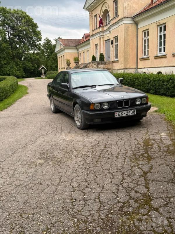 Black BMW 525 1990 in Riga, with an engine capacity of 2.50 L and mileage of 260 thousand km for 9500 €, photo 1 on AUTOMOTO.COM.LV