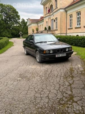 Melns BMW 525 1990 Rīga, ar dzinēja tilpumu 2.50 L un nobraukumu 260 tūkst. km par 9500 €, foto  vietnē AUTOMOTO.COM.LV