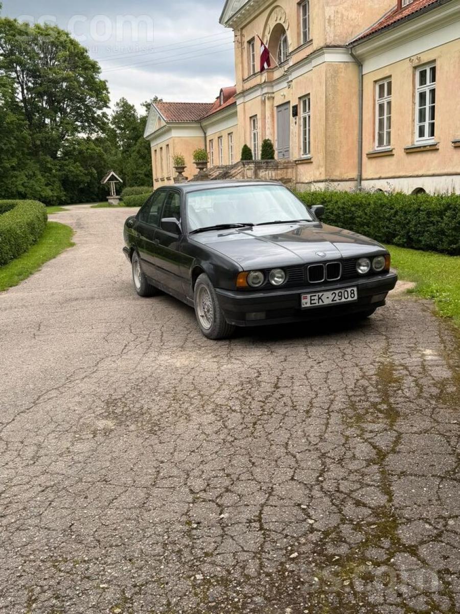 Black BMW 525 1990 in Riga, with an engine capacity of 2.50 L and mileage of 260 thousand km for 9500 €, photo 1 on AUTOMOTO.COM.LV