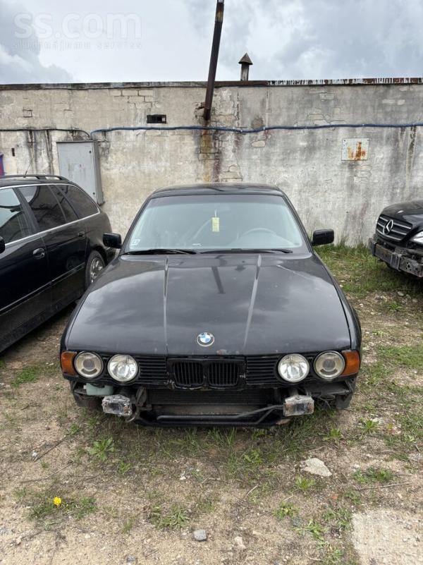 Black BMW 525 1994 in Valmiera, with an engine capacity of 2.50 L and mileage of 430 thousand km for 1850 €, photo 1 on AUTOMOTO.COM.LV