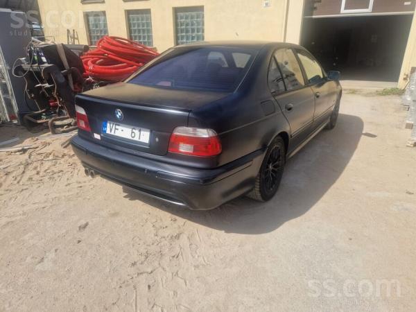 Black BMW 525 2001 in Riga, with an engine capacity of 2.50 L and mileage of 300 thousand km for 3600 €, photo 3 on AUTOMOTO.COM.LV
