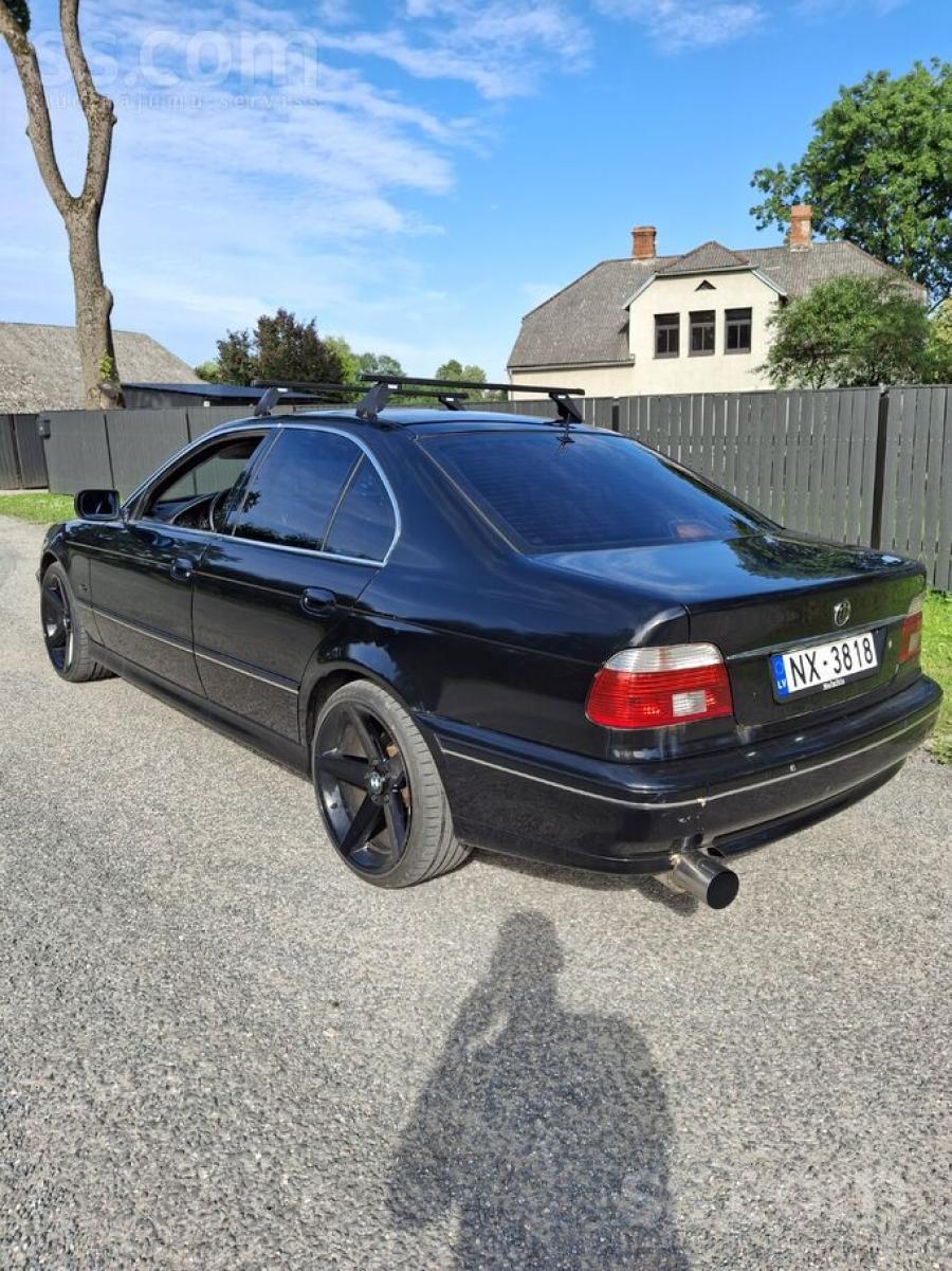 Black BMW 525 2002 in Saldus, with an engine capacity of 2.50 L and mileage of 381 thousand km for 2650 €, photo 2 on AUTOMOTO.COM.LV
